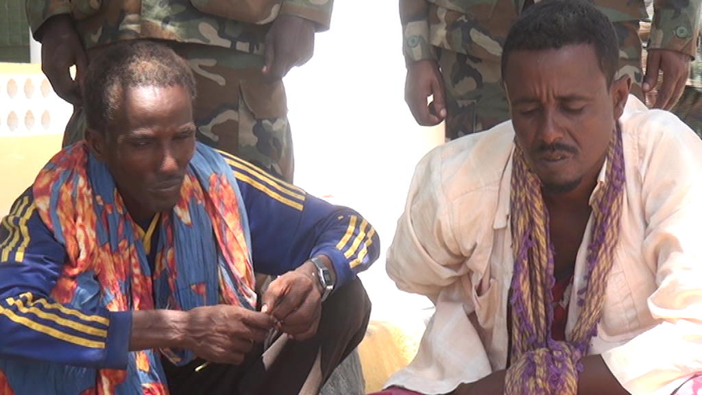 Taliska Ciidanka xoogga dalka oo soo qabtay rag isbaaro dhigan jiray G ...